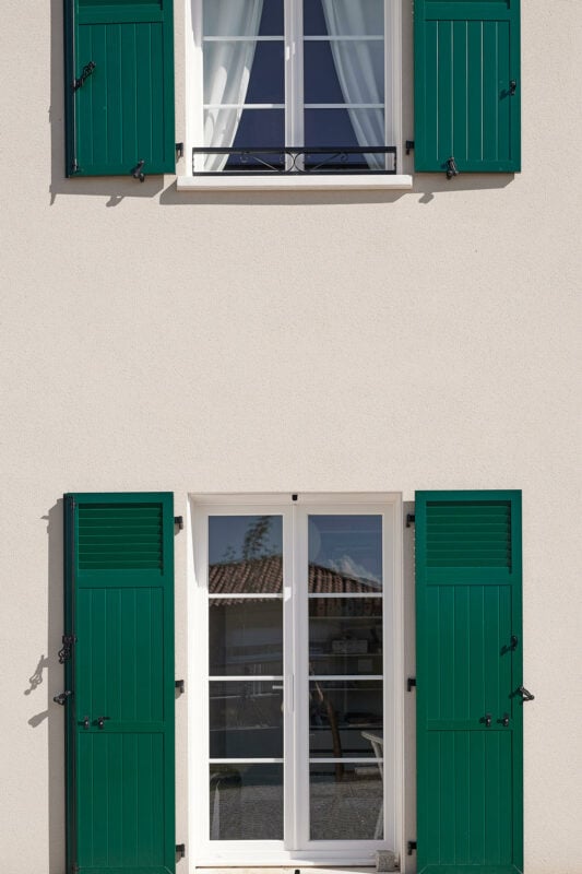 Rénovation et peinture de volets en bois - Prix au m² 2026